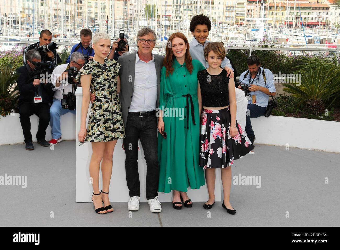 Todd Haynes, Michelle Williams, Millicent Simmonds, Julianne Moore, Jaden Michael posing at ...