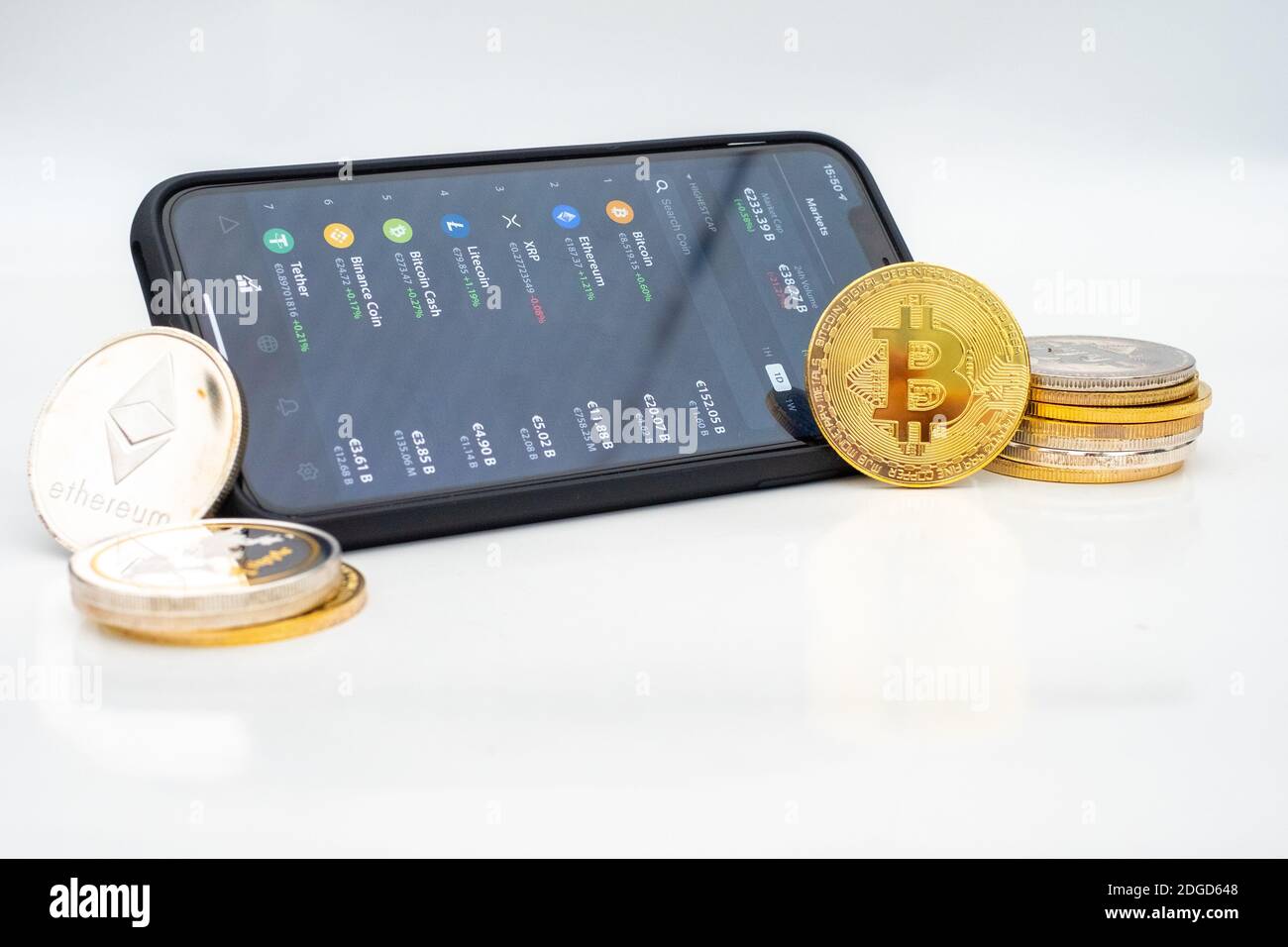 Cryptocurrency stock market app hi-res stock photography and images - Alamy