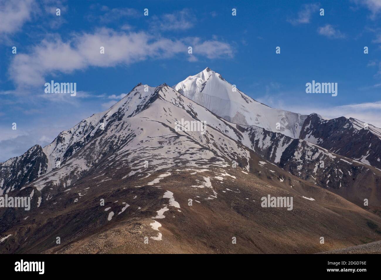 Spectacular Himalayan mountain scenery from the Kargil to Zanskar road ...