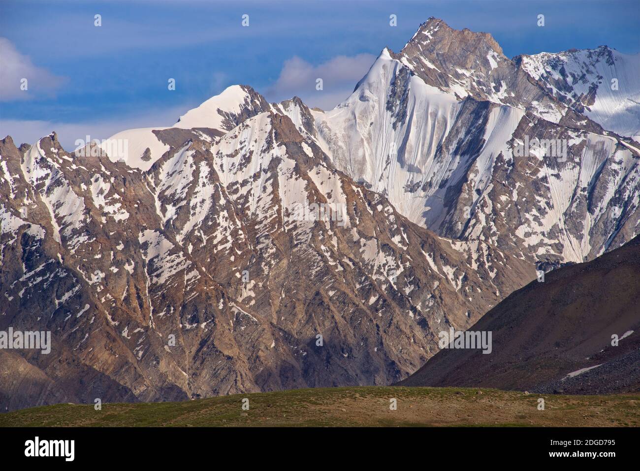 Spectacular Himalayan mountain scenery from the Kargil to Zanskar road ...