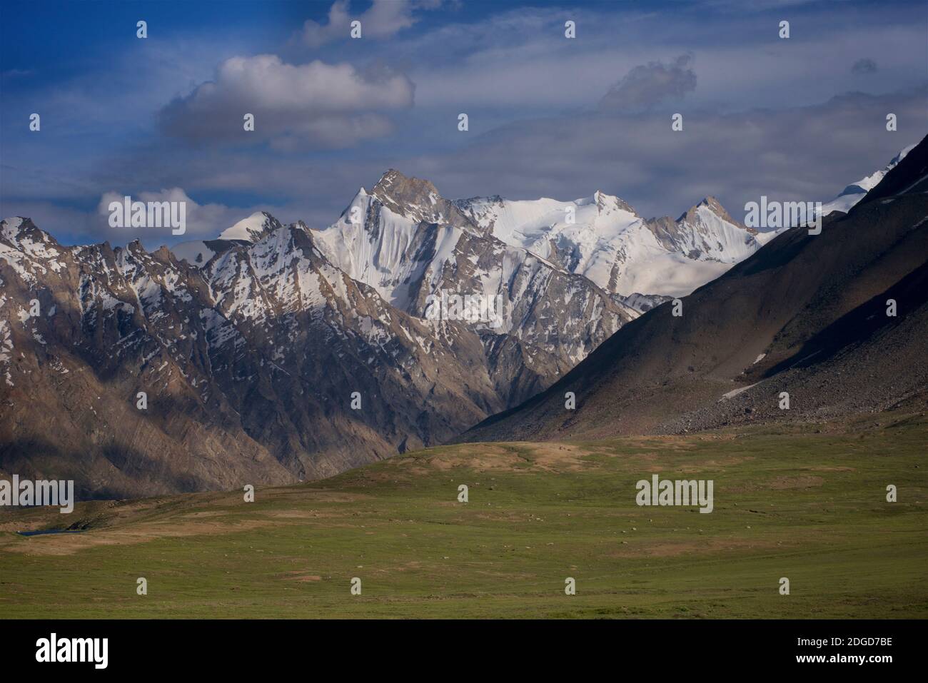 Spectacular Himalayan mountain scenery from the Kargil to Zanskar road ...
