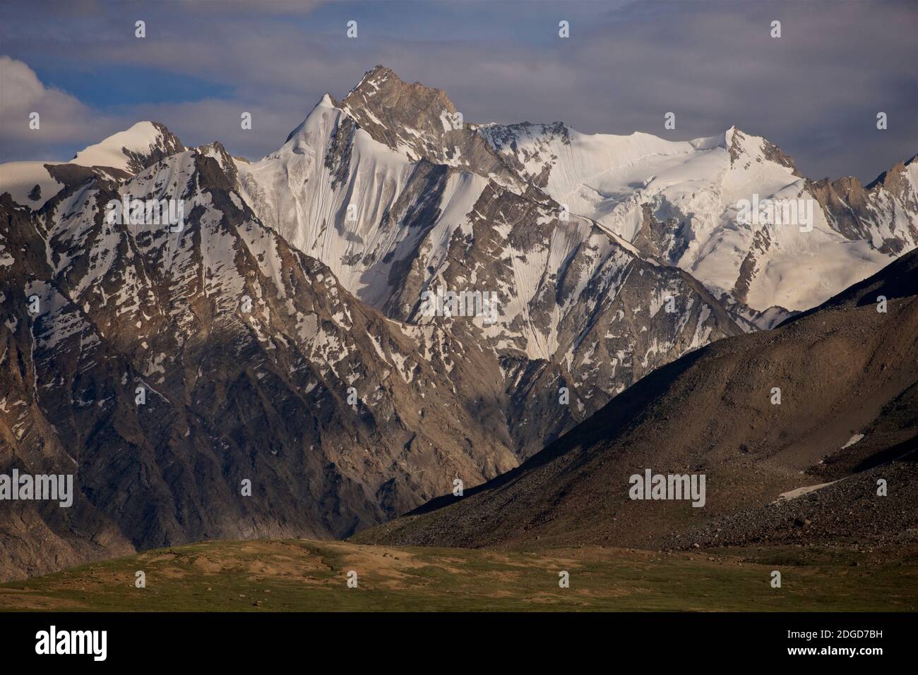 Spectacular Himalayan mountain scenery from the Kargil to Zanskar road ...