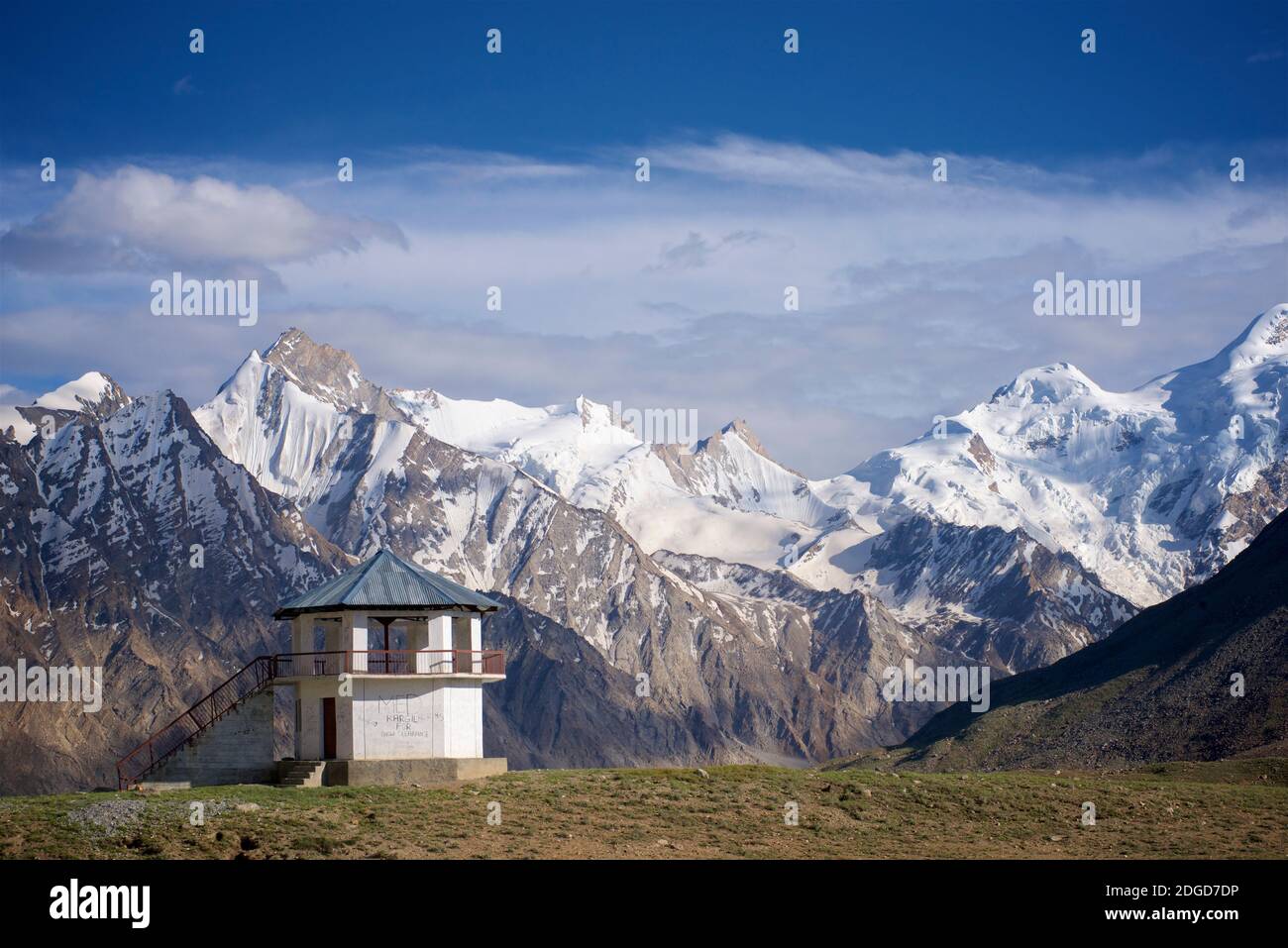 Spectacular Himalayan mountain scenery from the Kargil to Zanskar road ...