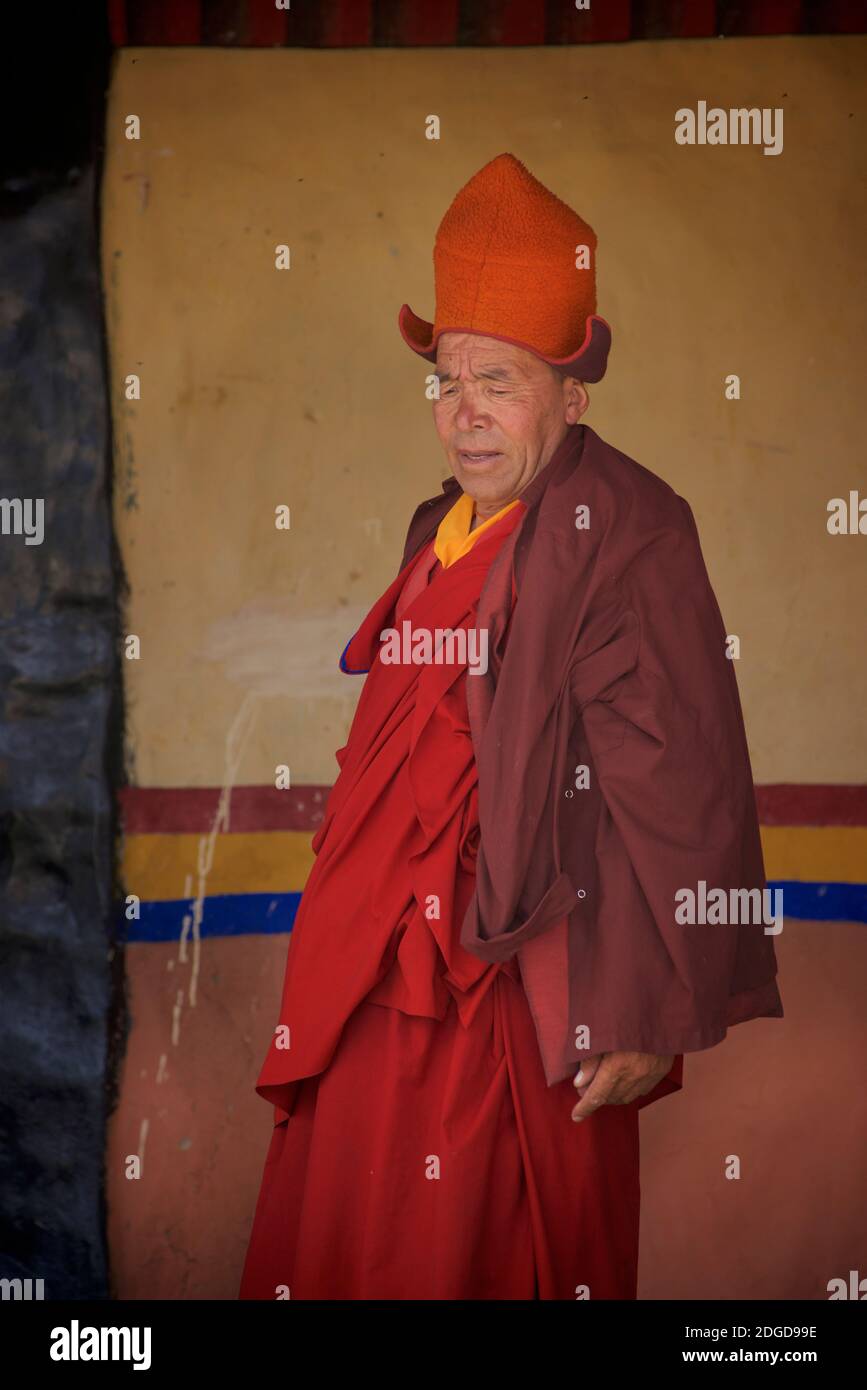 Red indian in traditional attire hi-res stock photography and images ...