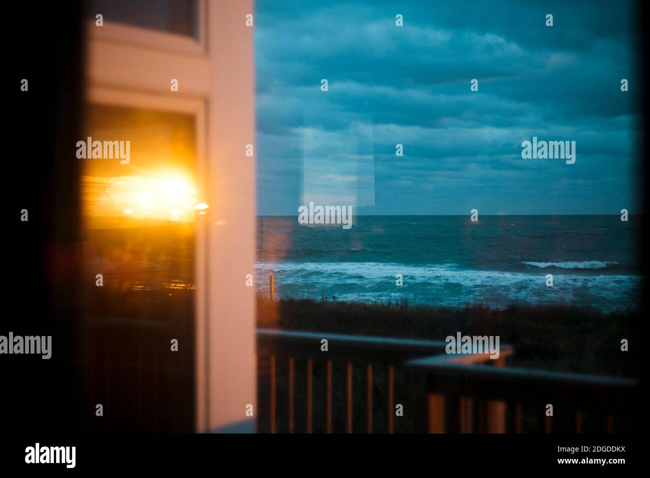 Modern house overlooking ocean hi-res stock photography and images - Alamy