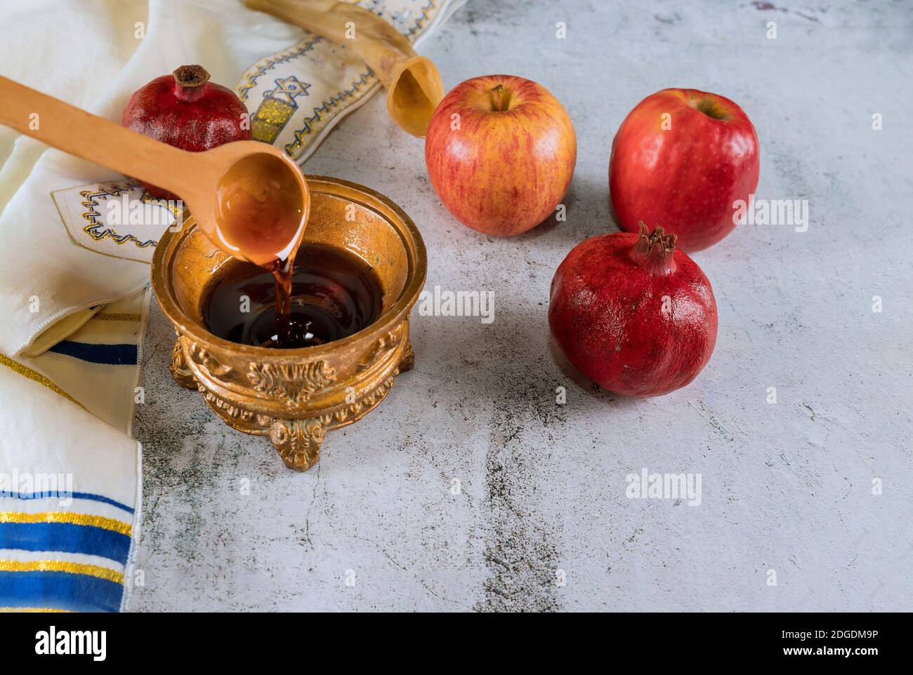Apple and honey, kosher traditional food of jewish New Year Rosh ...
