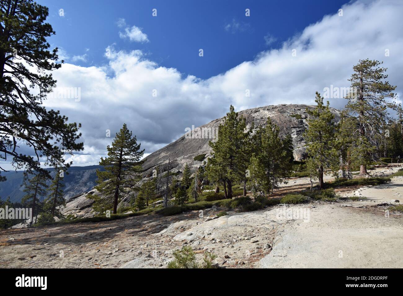 A view of the tail that leads to Sentinel Dome along Glacier Point Road ...