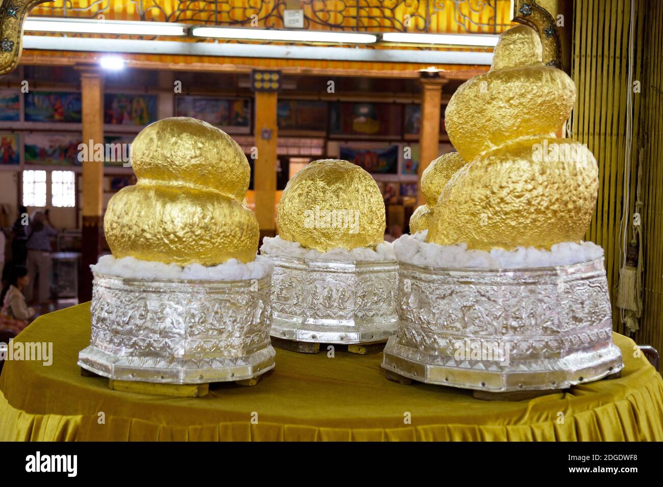Phaung daw u buddha hi-res stock photography and images - Alamy