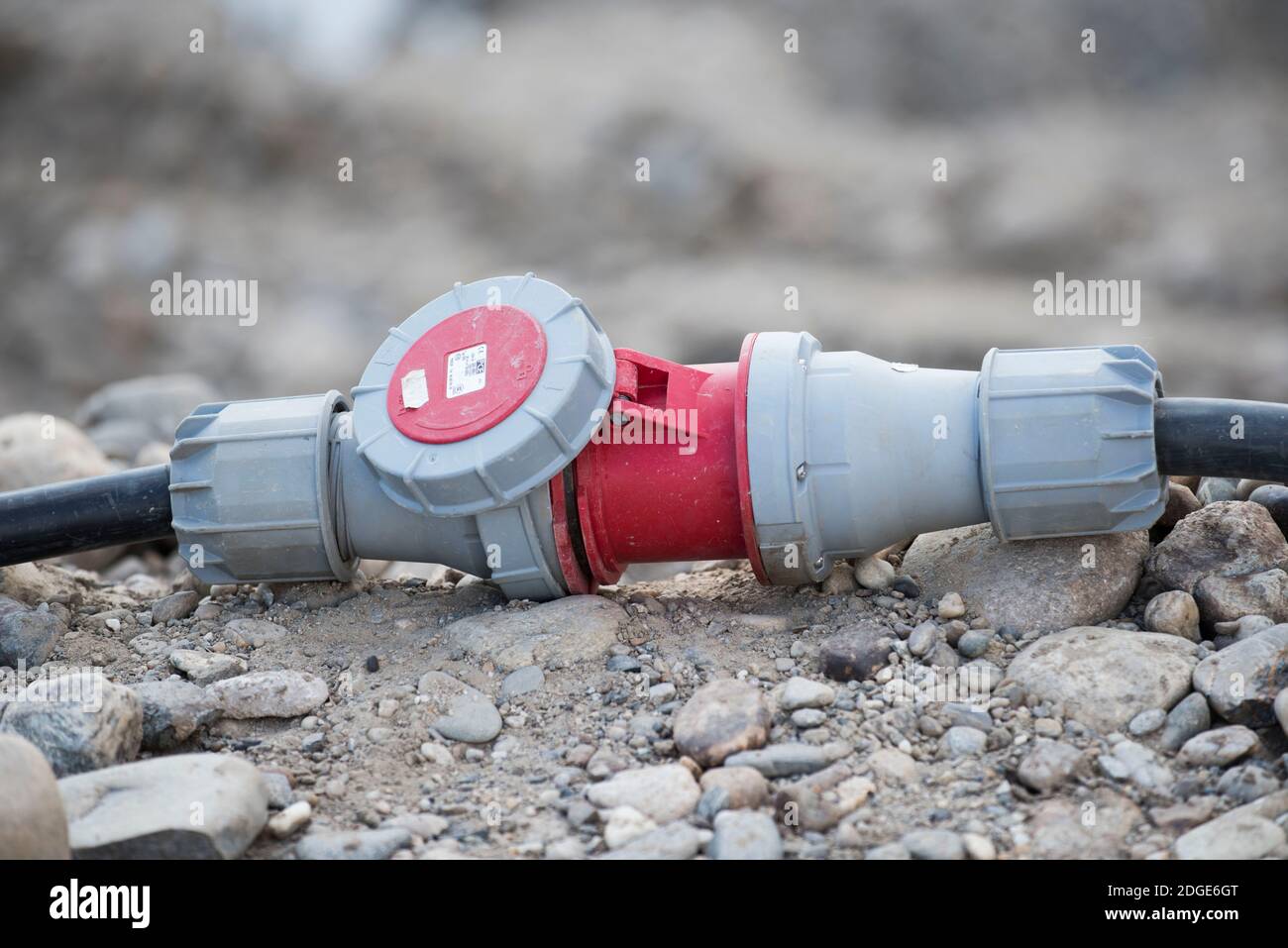 heavy current power plug and cable for distributing large currents ...