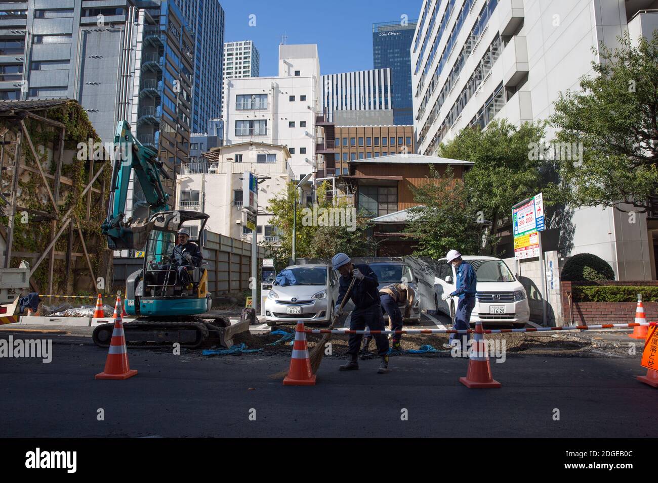 Tokyo construction workers hi-res stock photography and images - Alamy