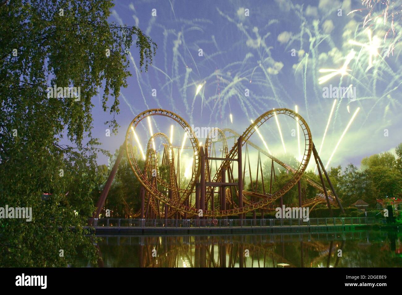 Un feu d'artifice est organise a l'occasion de l'inauguration de la ...