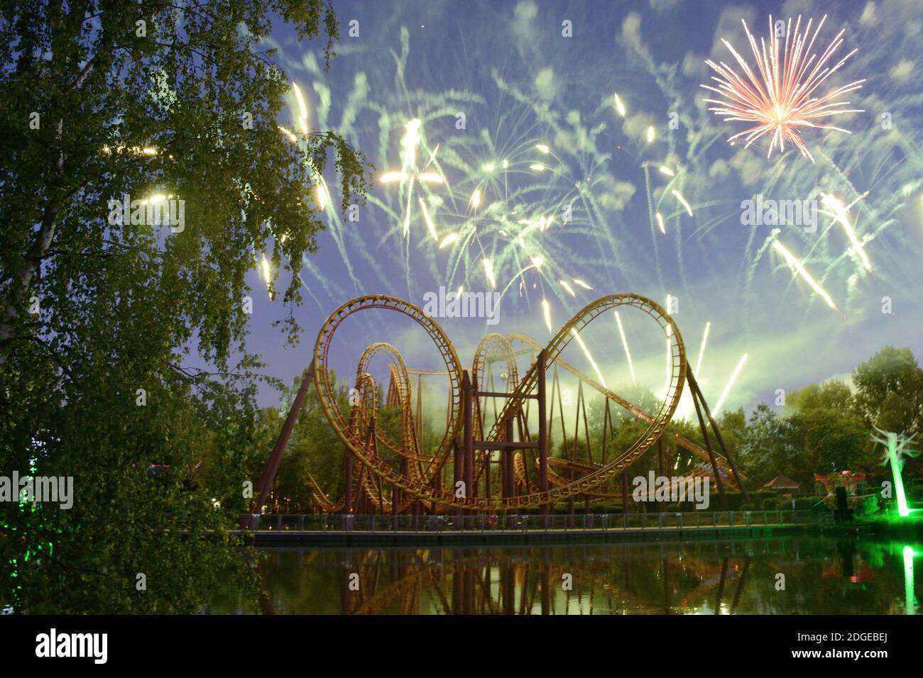 Un feu d'artifice est organise a l'occasion de l'inauguration de la ...
