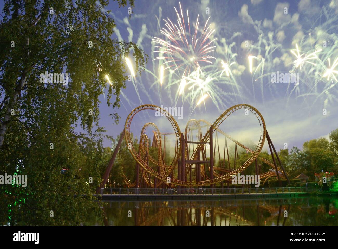 Un feu d'artifice est organise a l'occasion de l'inauguration de la ...