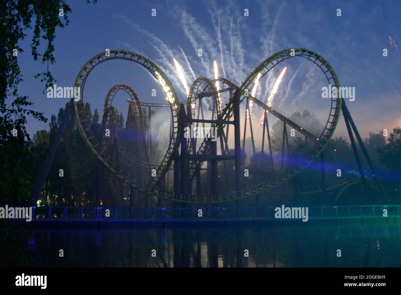 Un feu d'artifice est organise a l'occasion de l'inauguration de la ...