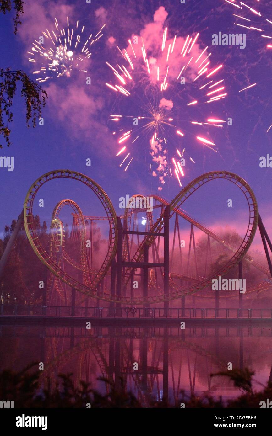 Un feu d'artifice est organise a l'occasion de l'inauguration de la ...