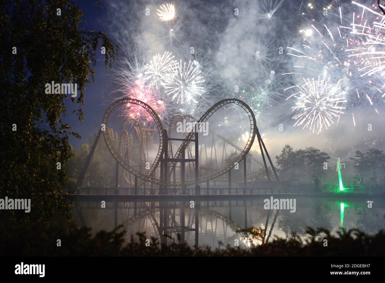 Un feu d'artifice est organise a l'occasion de l'inauguration de la ...