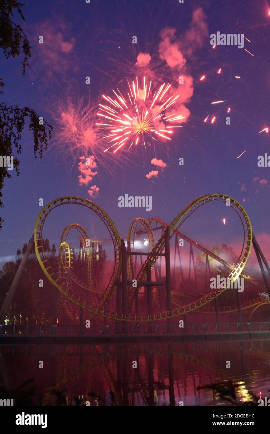 Un feu d'artifice est organise a l'occasion de l'inauguration de la ...