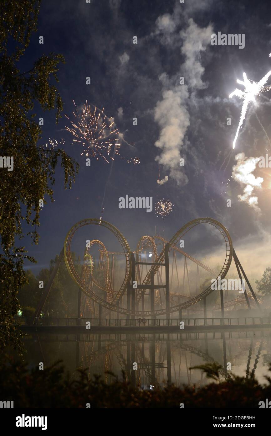 Un feu d'artifice est organise a l'occasion de l'inauguration de la ...