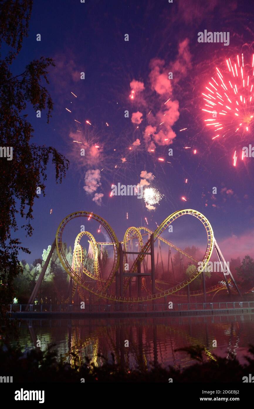 Un feu d'artifice est organise a l'occasion de l'inauguration de la ...