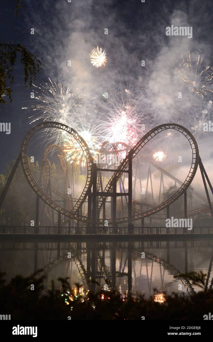 Un feu d'artifice est organise a l'occasion de l'inauguration de la ...