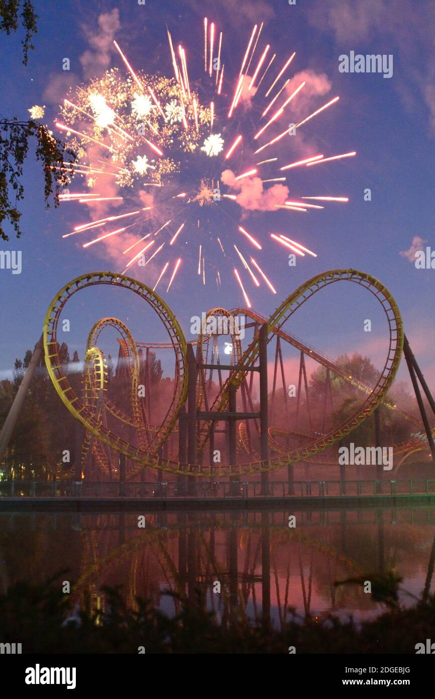 Un feu d'artifice est organise a l'occasion de l'inauguration de la ...