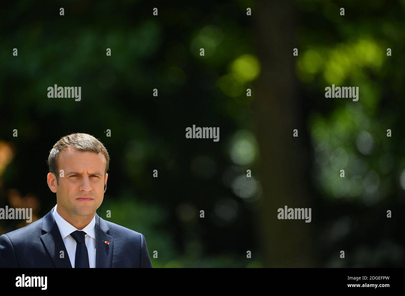 French President Emmanuel Macron (R) and Spanish Prime Minister Mariano ...