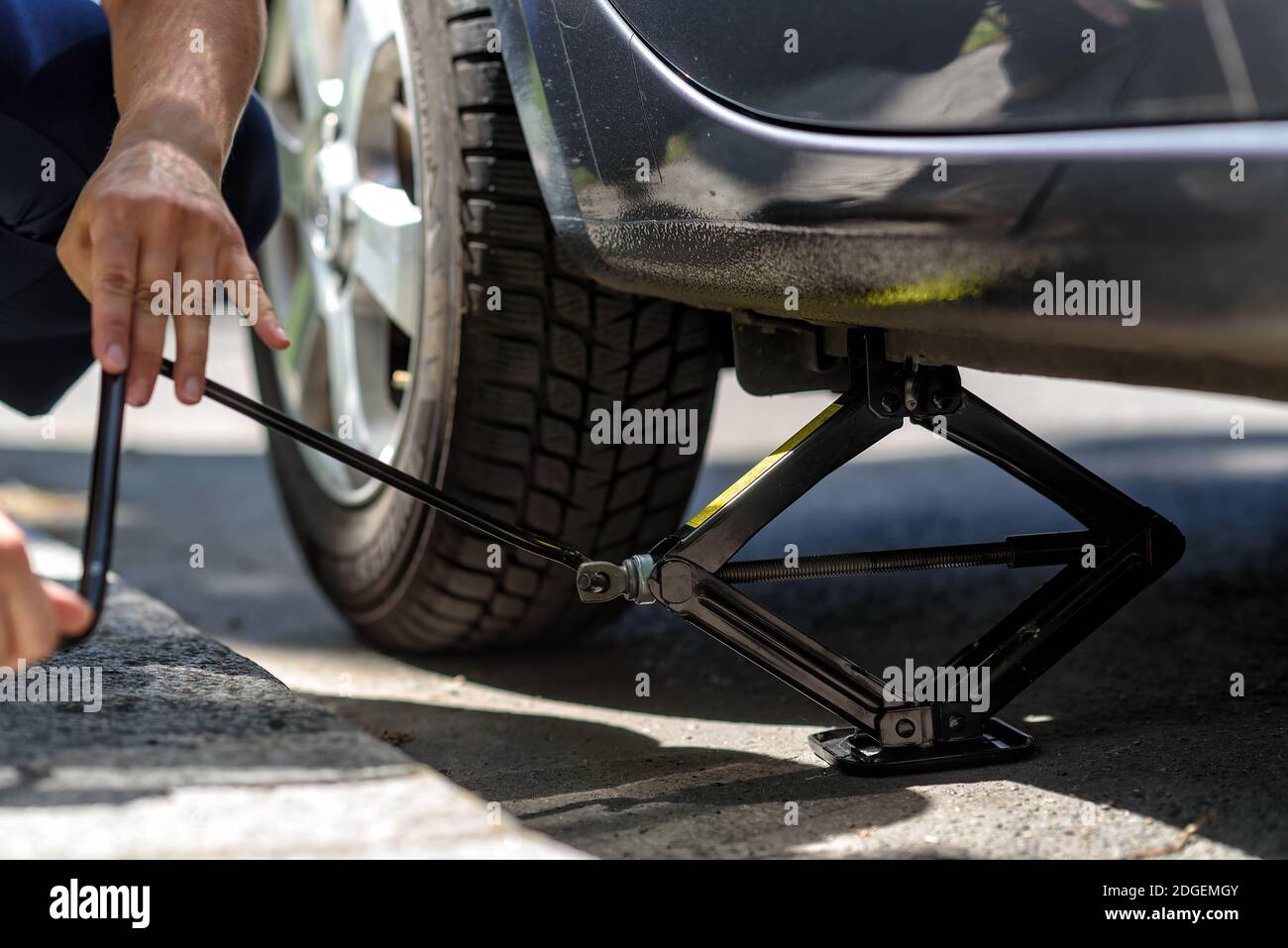 Changing the wheels of a car Stock Photo - Alamy