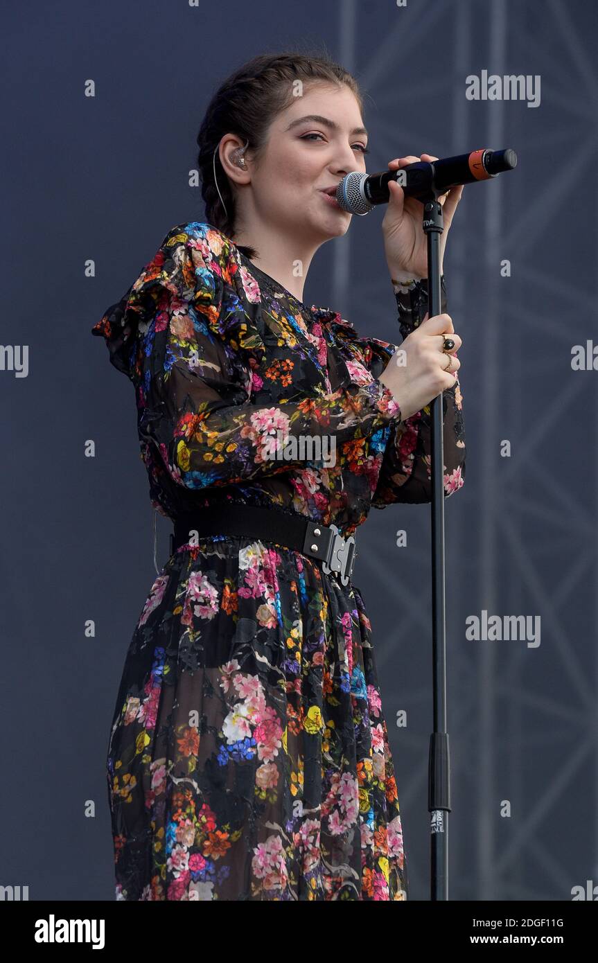 Lorde performing hi-res stock photography and images - Alamy