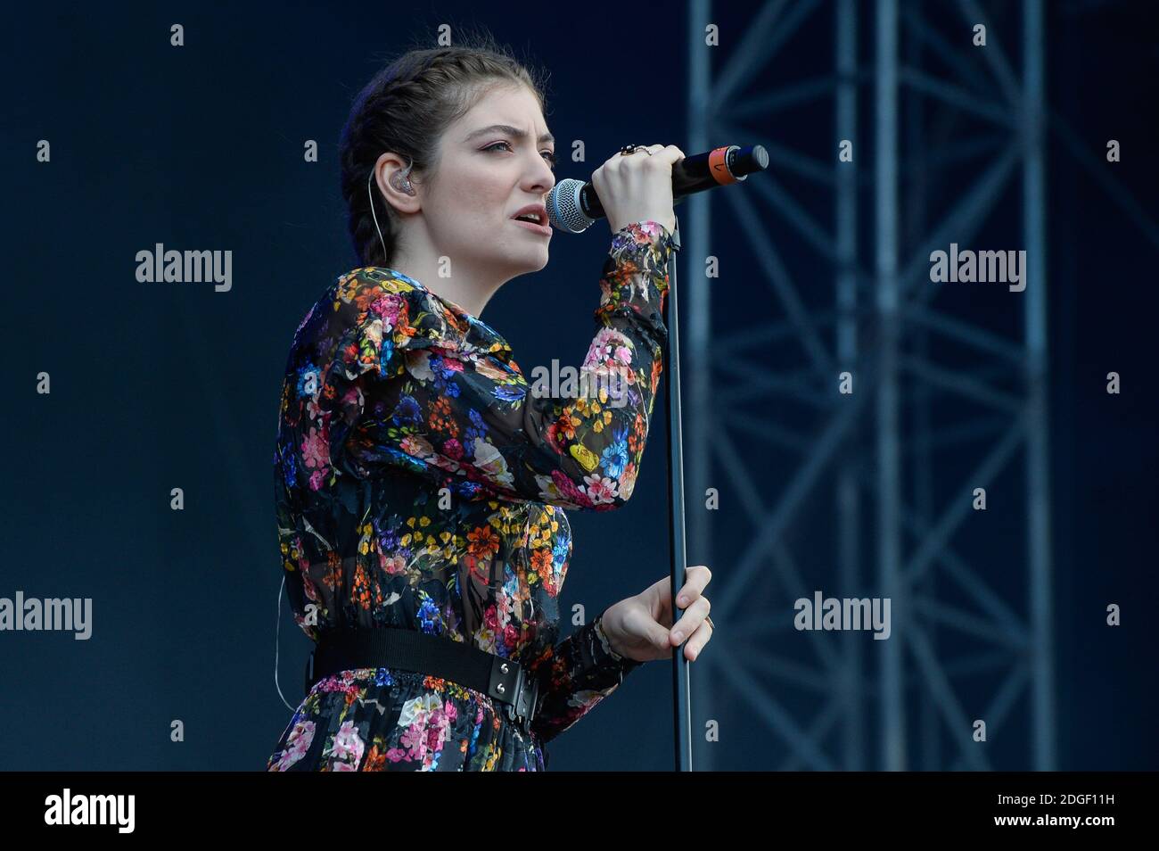 Lorde performing hi-res stock photography and images - Alamy