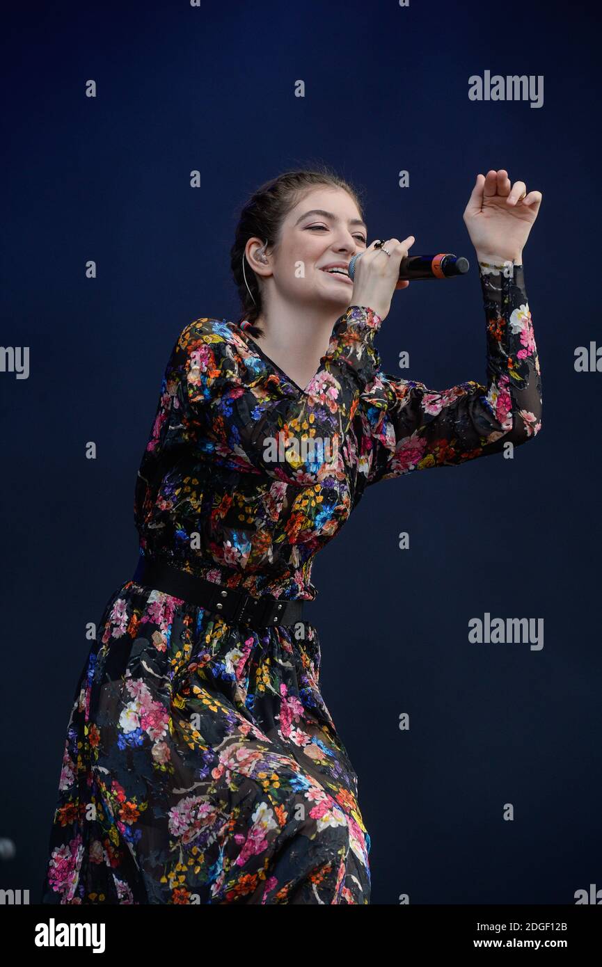 Lorde performing hi-res stock photography and images - Alamy