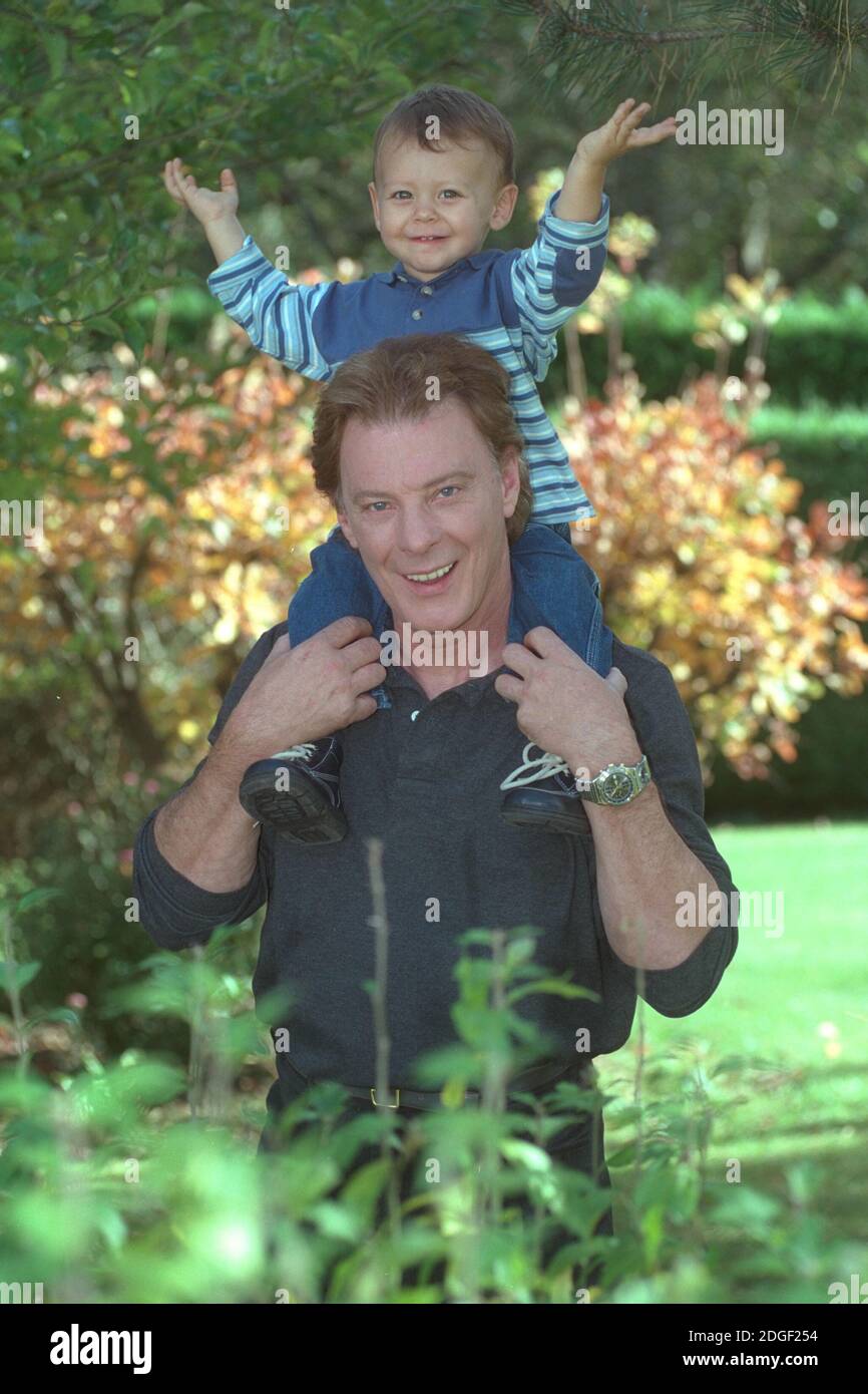 Herbert Leonard chez lui a Barbizon avec son petit fils - 13 octobre ...