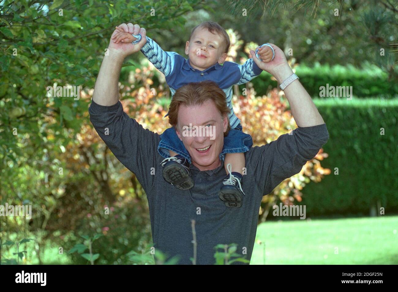 Herbert Leonard chez lui a Barbizon avec son petit fils - 13 octobre ...