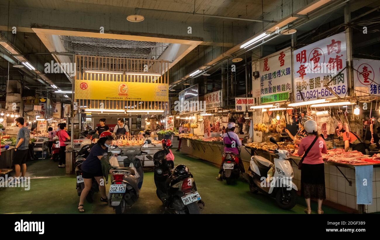 People walk and shopping in the traditional market at Puli town Stock ...