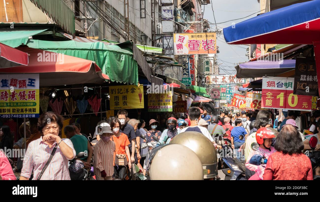 People walk and shopping in the traditional market at Puli town Stock ...