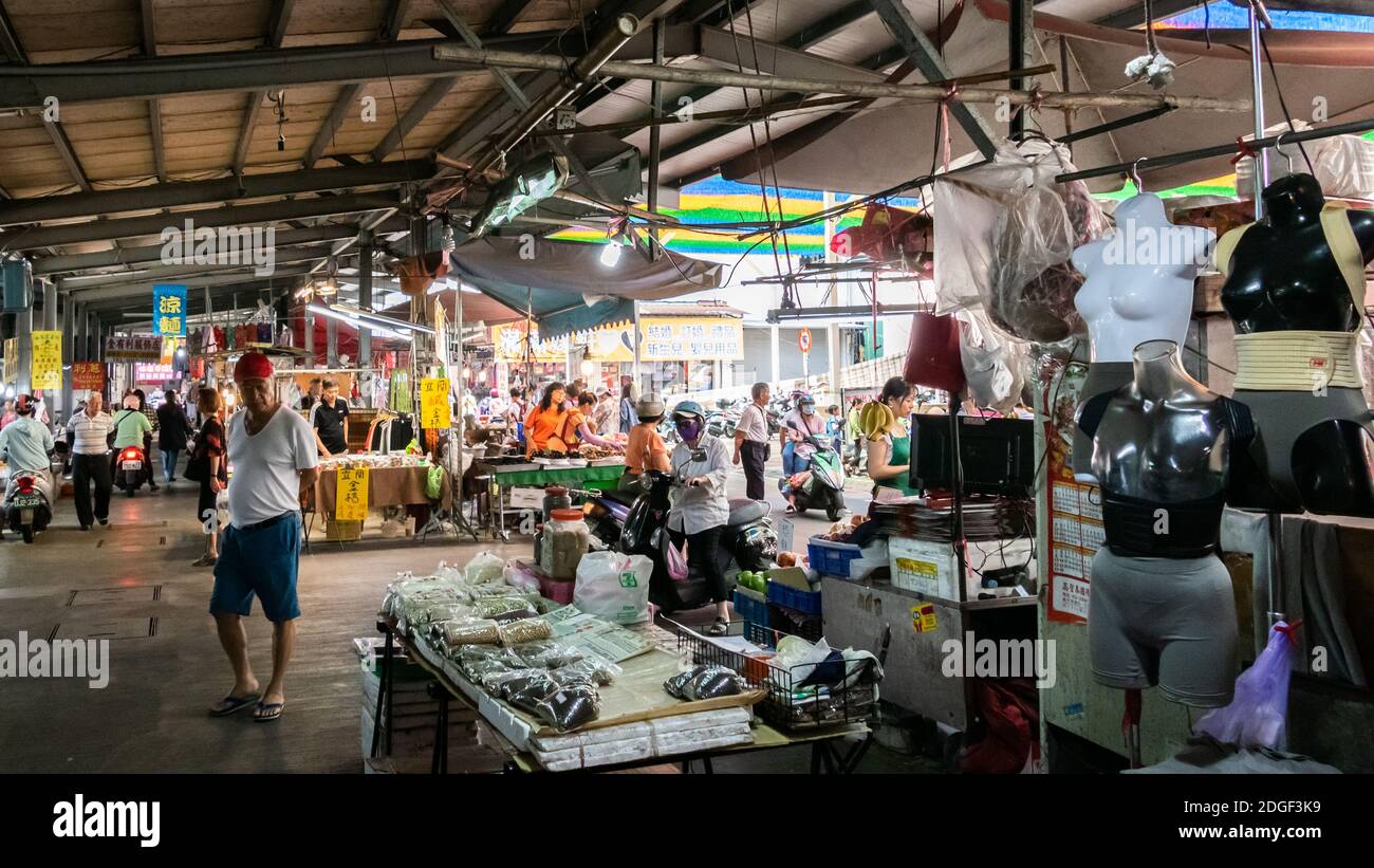 People walk and shopping in the traditional market at Puli town Stock ...