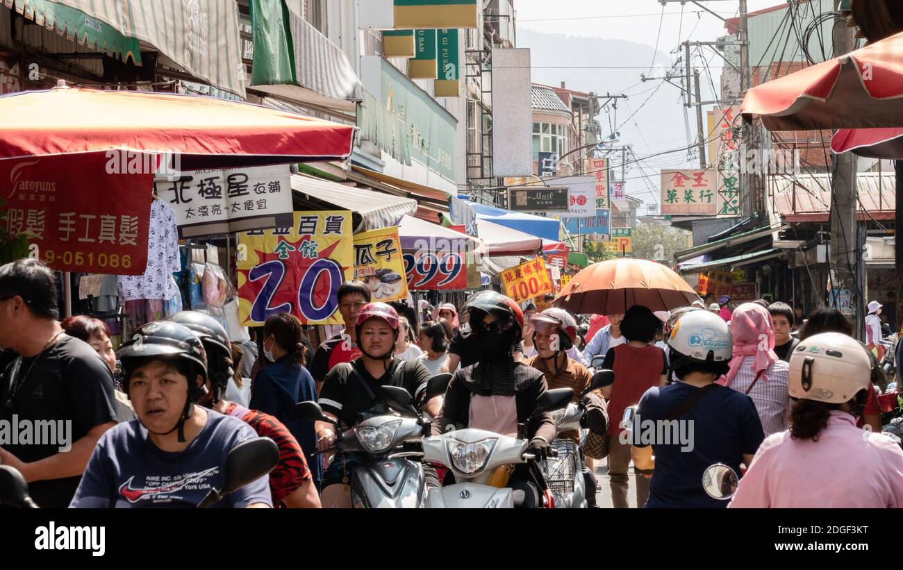 People walk and shopping in the traditional market at Puli town Stock ...