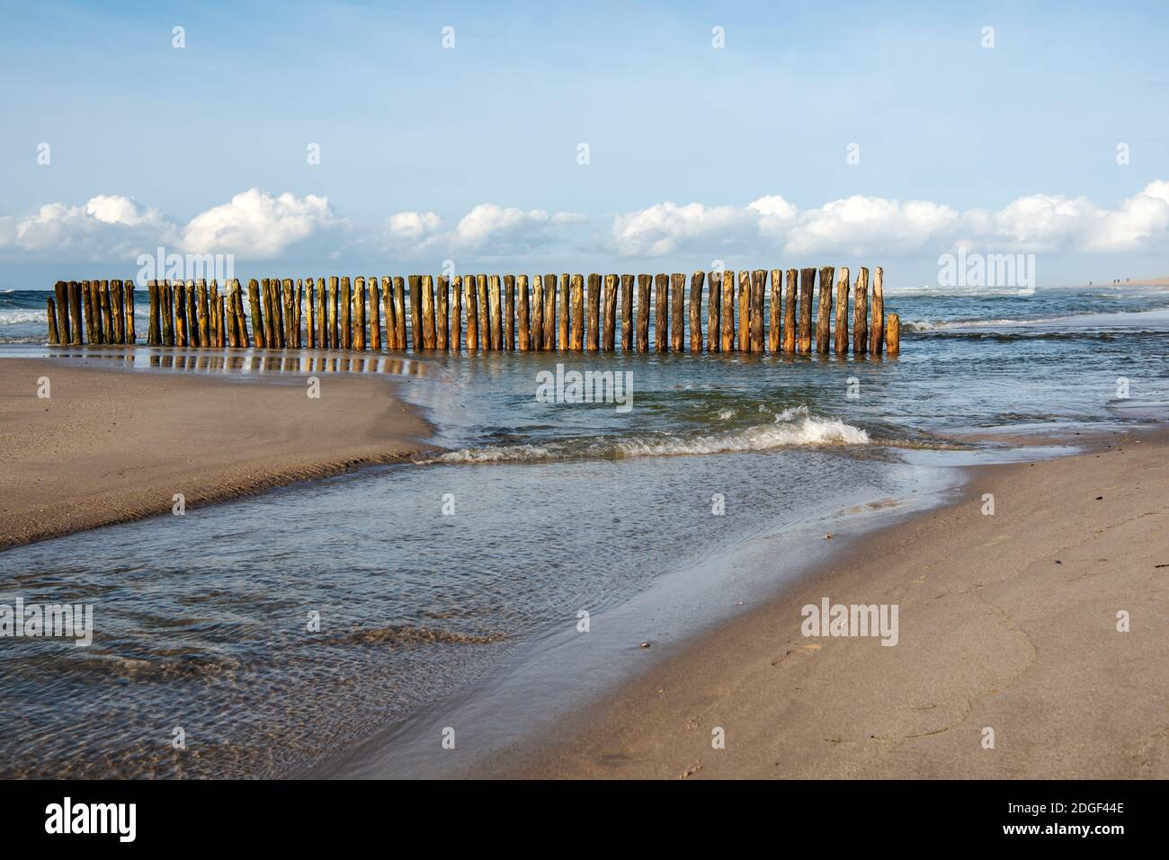 Waves and wooden groyne hi-res stock photography and images - Alamy