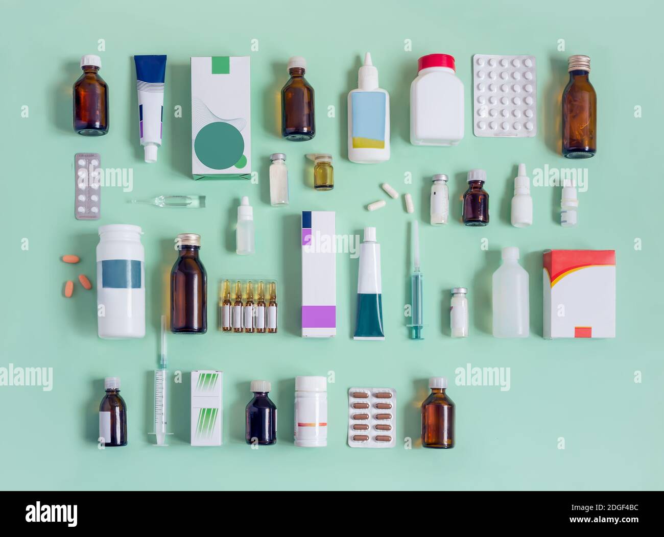 Medicines herbs vials hi-res stock photography and images - Alamy