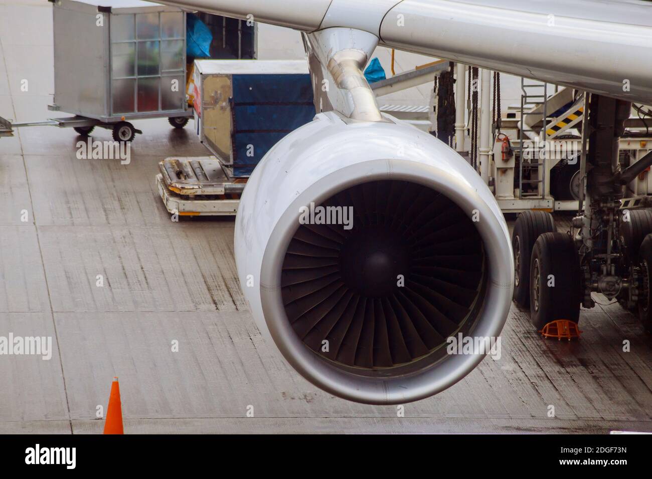 Jet loading hi-res stock photography and images - Alamy