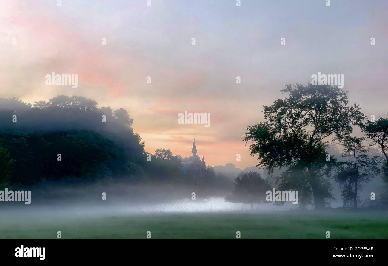 Mist over a castle hi-res stock photography and images - Alamy