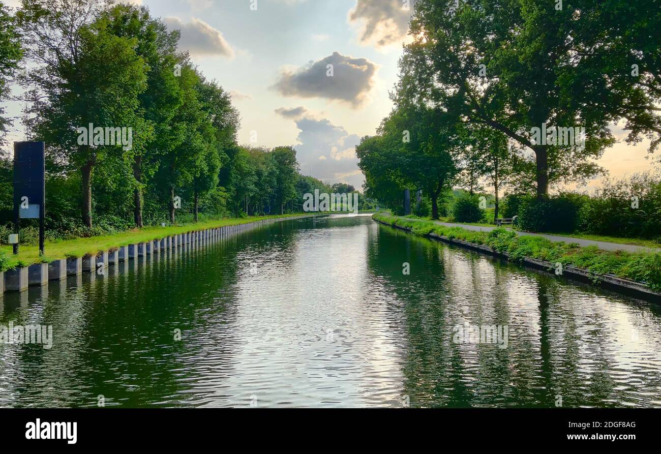 Beautiful river landscape sunshine hi-res stock photography and images ...
