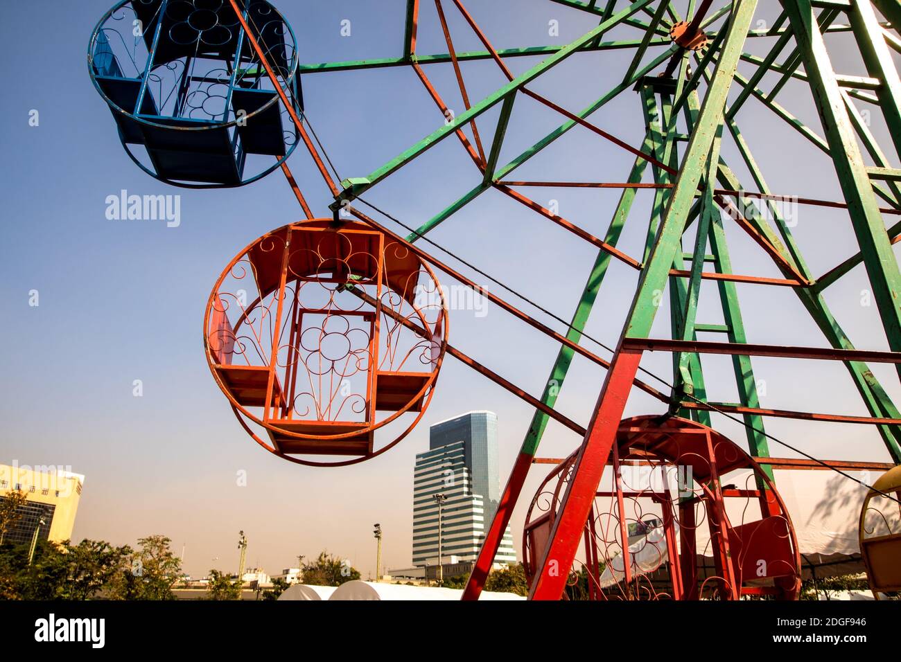 Steel basket and steel structure of ferris wheel Stock Photo - Alamy