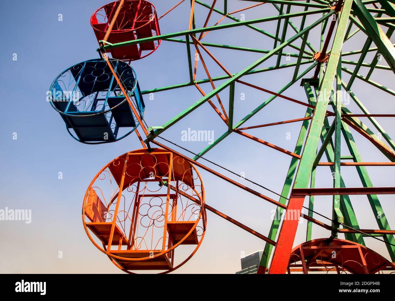 Steel basket and steel structure of ferris wheel Stock Photo - Alamy