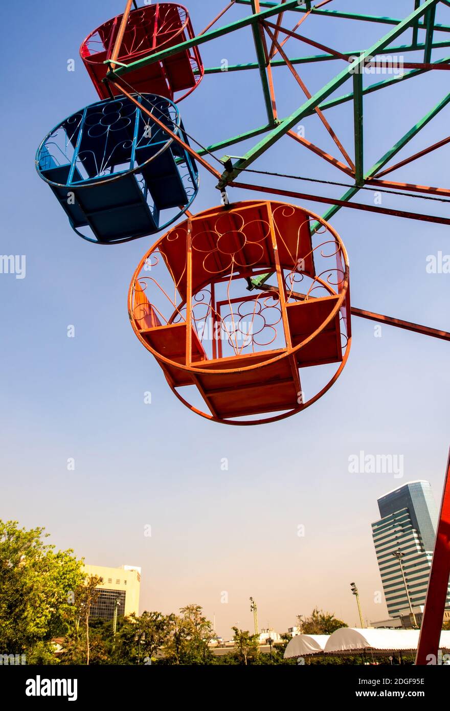 Steel basket and steel structure of ferris wheel Stock Photo - Alamy