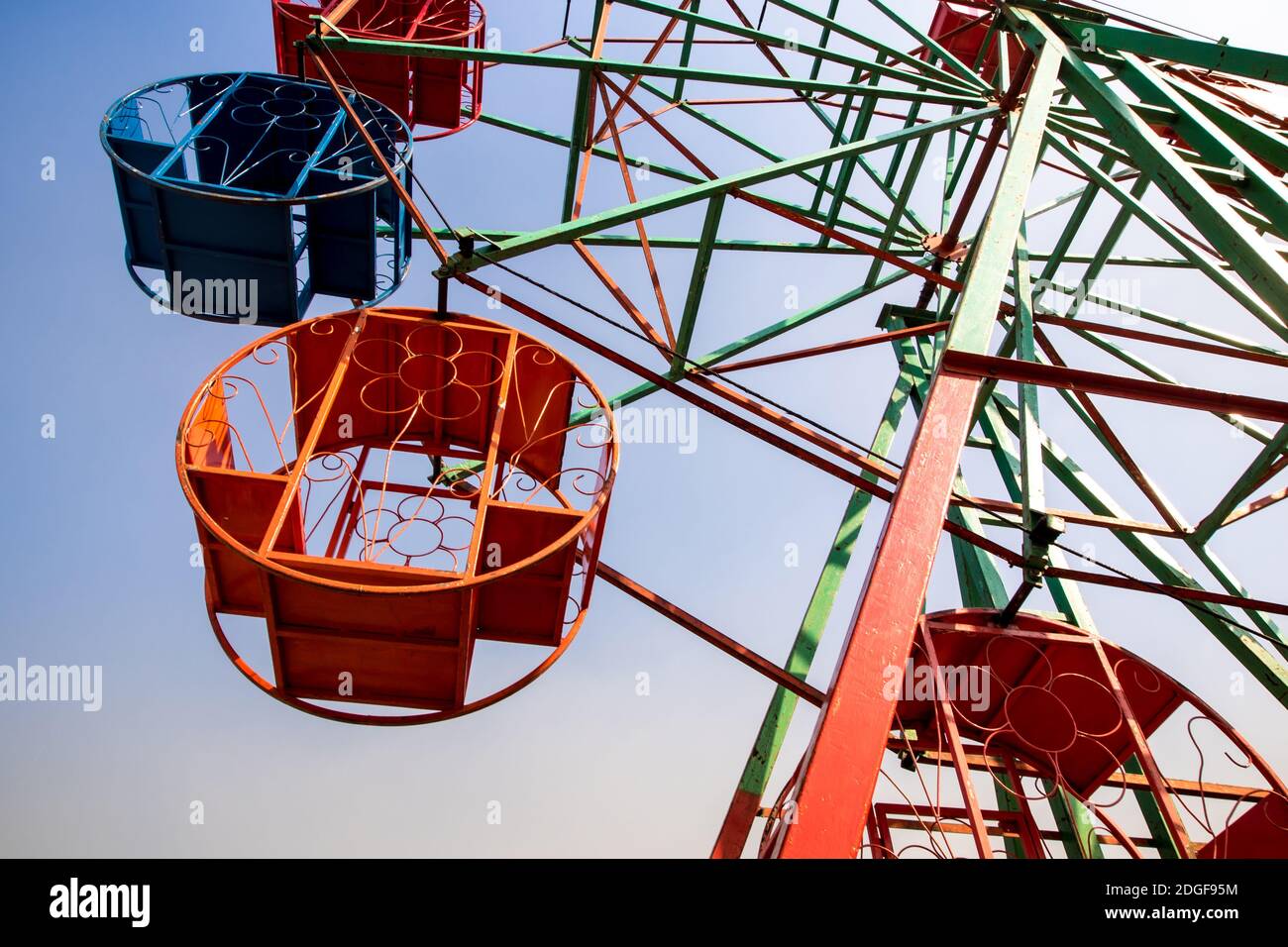 Steel basket and steel structure of ferris wheel Stock Photo - Alamy