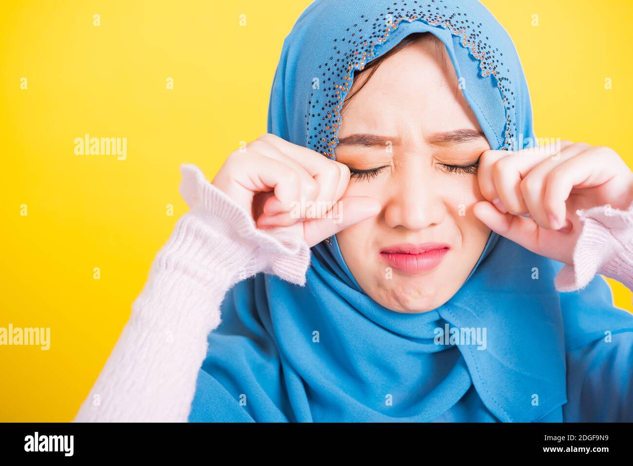 Girl with head scarf i hi-res stock photography and images - Alamy