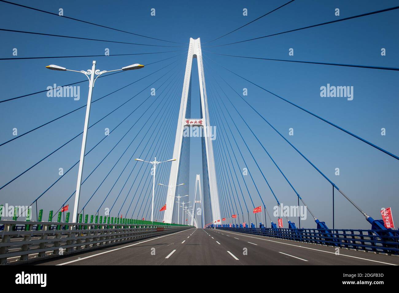 --FILE--As the 11th Yangtze River Bridge, the Qingshan Yangtze River ...
