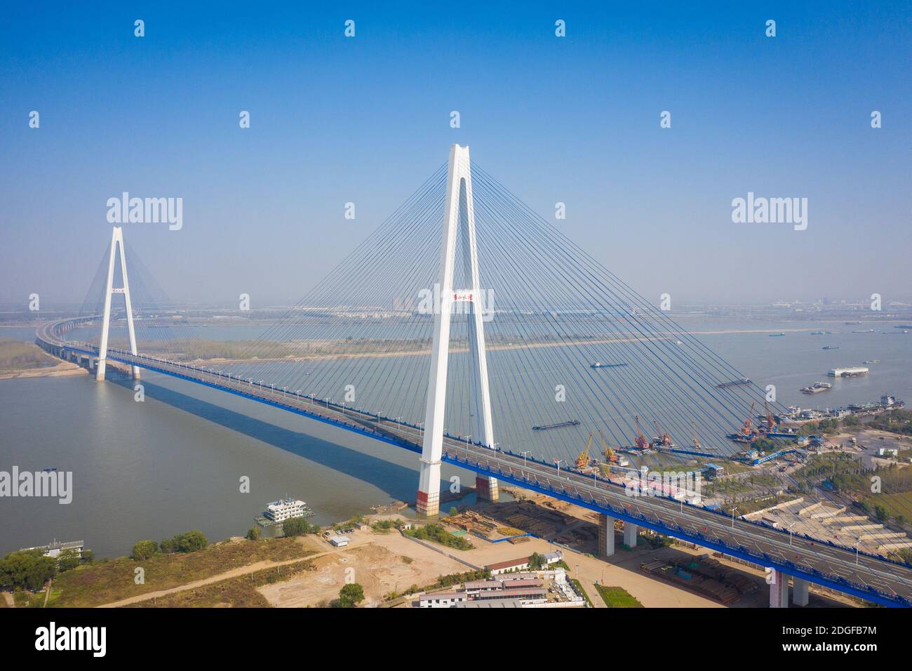 --FILE--As the 11th Yangtze River Bridge, the Qingshan Yangtze River ...