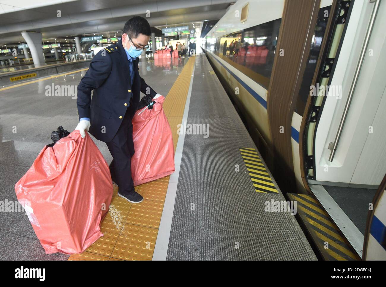 During this year's "Double Eleven" period, the railway department first ...