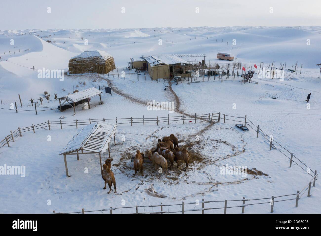The Tengger Desert ushers in the first snow of this winter and the snow ...